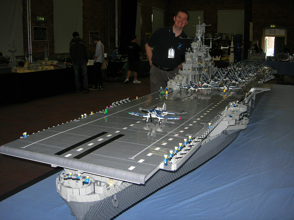La portaerei USS Intrepid in versione LEGO | Lega Nerd