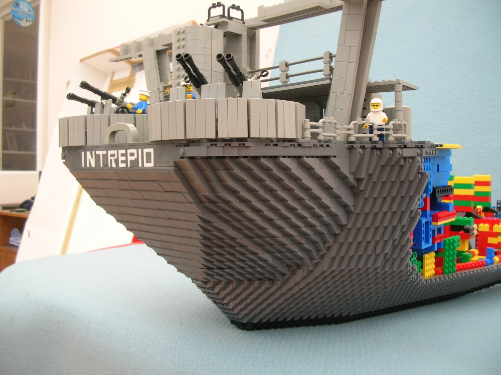 La portaerei USS Intrepid in versione LEGO | Lega Nerd