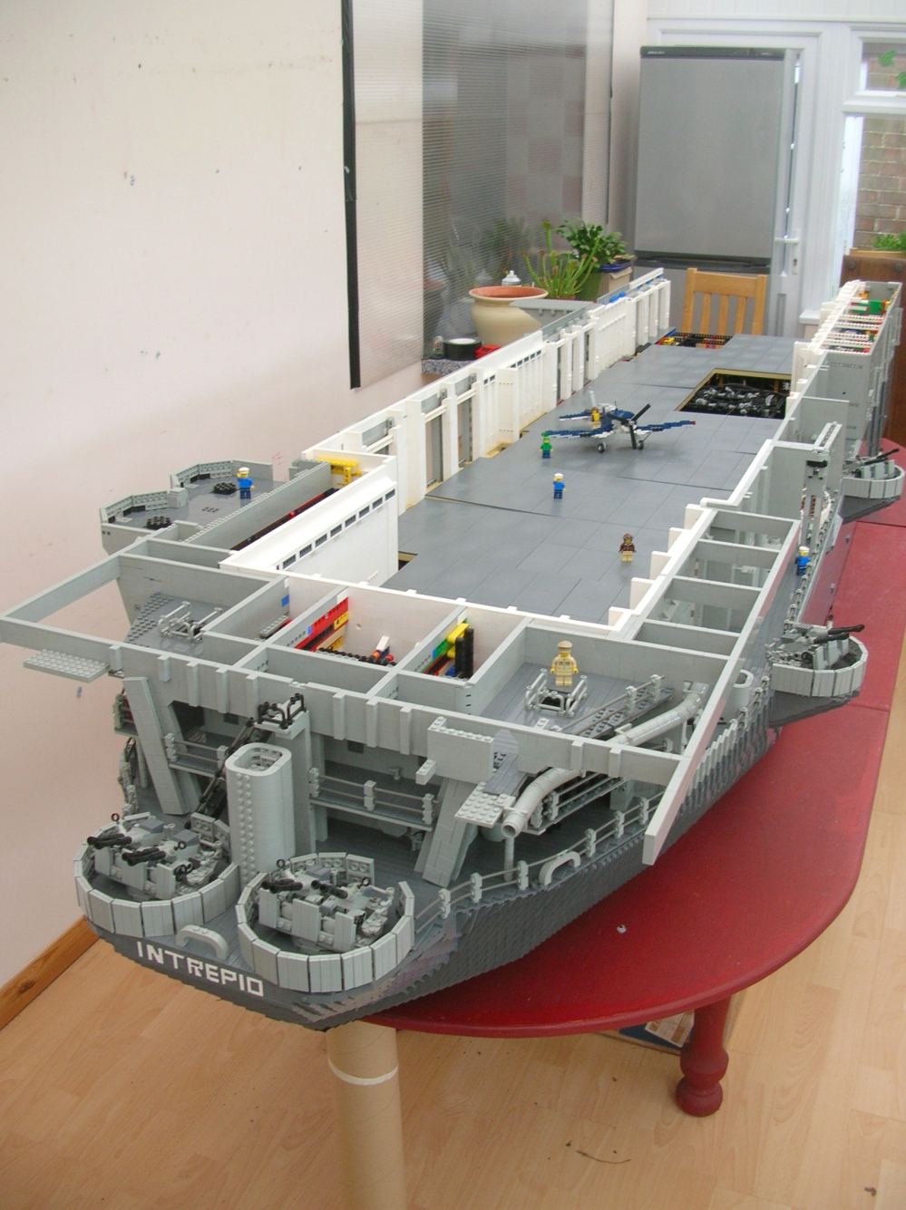 La portaerei USS Intrepid in versione LEGO | Lega Nerd