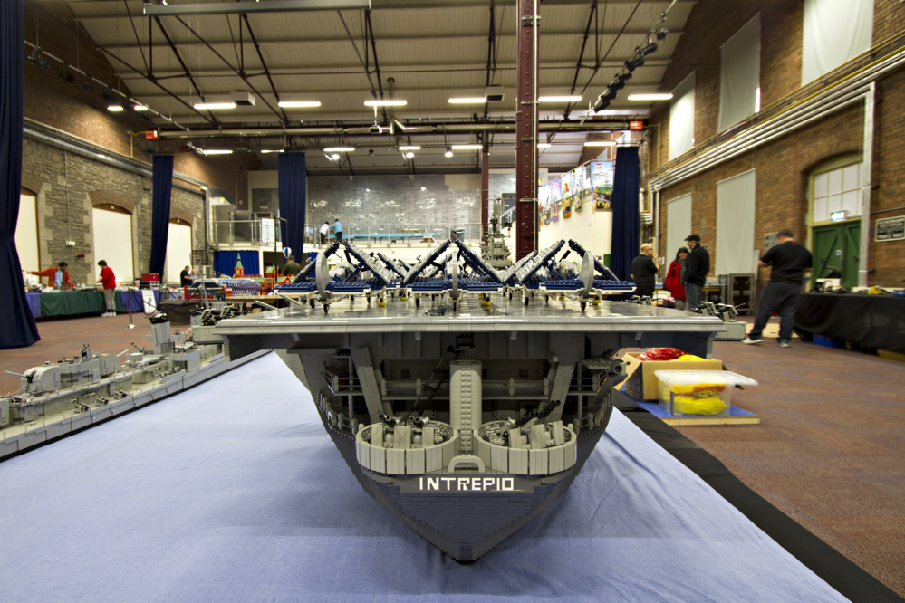 La portaerei USS Intrepid in versione LEGO | Lega Nerd