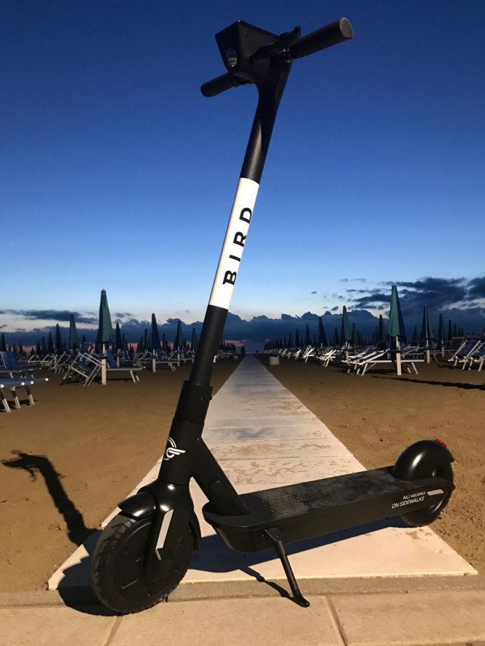 Bird arriva a Rimini con i suoi nuovi monopattini elettrici Bird One ...