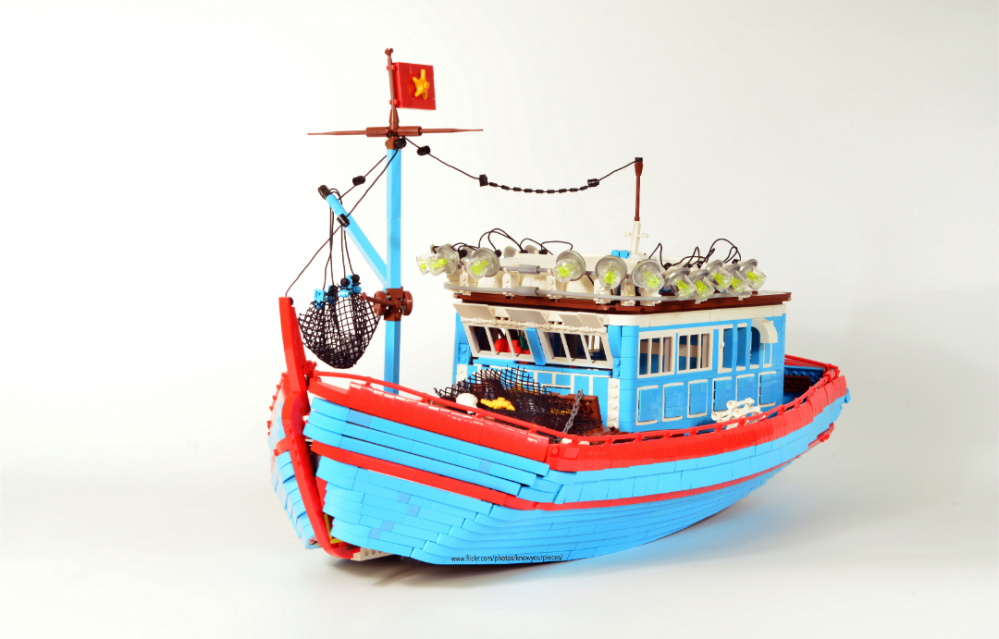 L'imbarcazione LEGO poggiata su un mare davvero particolare | Lega Nerd