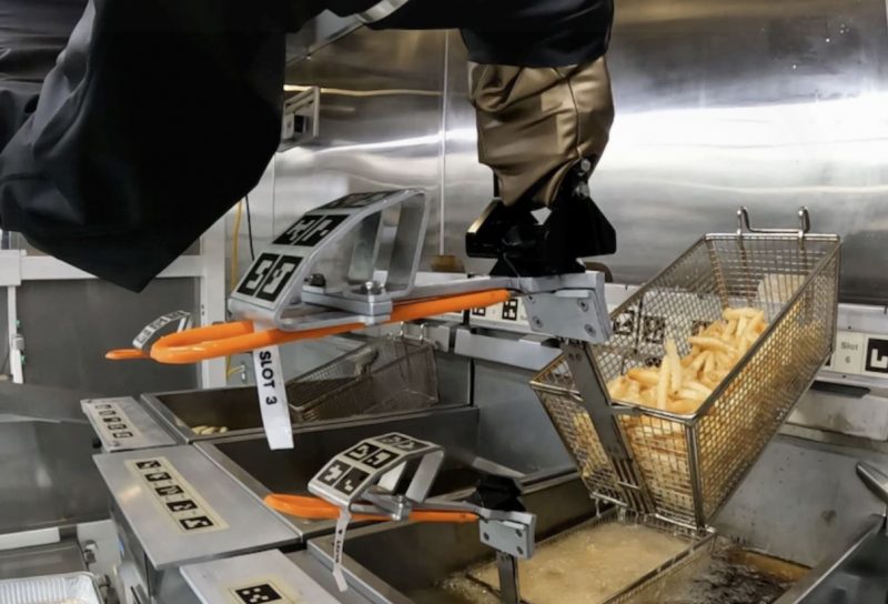 Flippy 2, il robot che cucina le patatine fritte spopola nelle cucine ...
